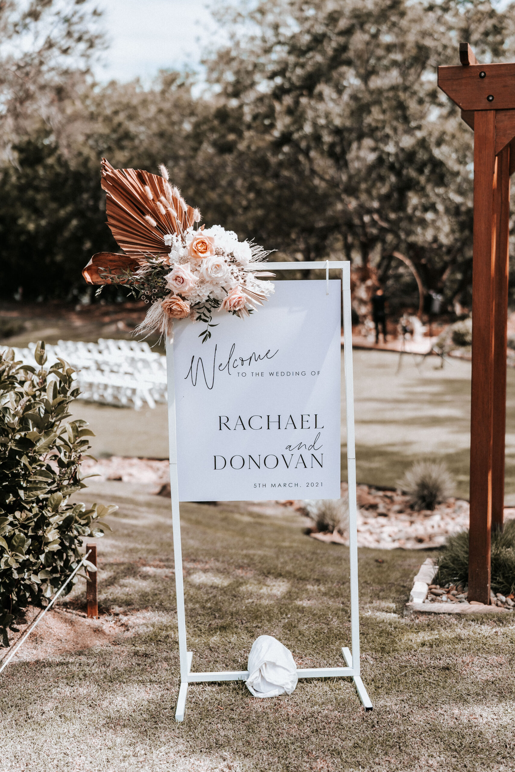 White Signage Frame Stand – The Wedding + Event Creators