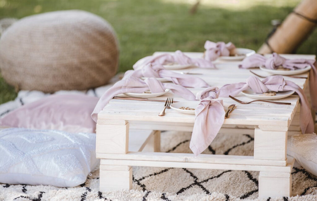 BOHO LOW WHITE PALLET TABLE - The Wedding Creators